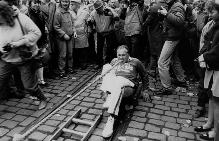 VOLK – John Massis: “openbaar kunstbezit” middels zijn gebit – persblog.be